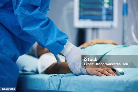 맥박 도움 또는 지원을 위해 수술을 받는 환자와 함께 손을 잡고 의료 및 의사를 잡습니다 병원 의학 및 상담 또는 의료 간호를 위해 사람과 함께 극장에서 외과 의사의 근접