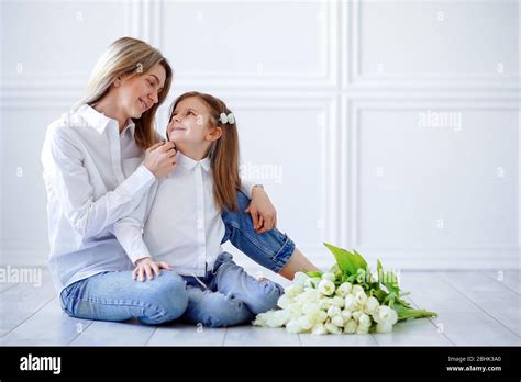 Portrait De La Petite Fille Aimant Mère Tenant Sa Et Tulipes Blanches