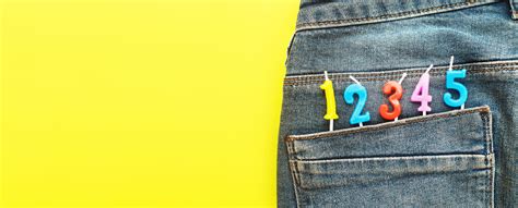 노란 배경에 청바지의 뒷면 주머니에서 튀어 나온 생일 촛불 3에 대한 스톡 사진 및 기타 이미지 3 5 기념일 Istock