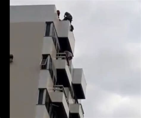 Vídeo Bombeiros salvam mulher que tentava se jogar de prédio perto da