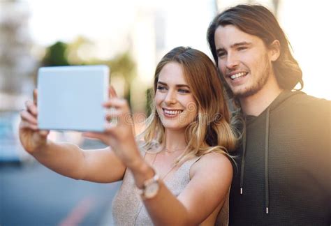 Mira A Todos Los Seres Queridos Retrato De Una Joven Pareja Feliz