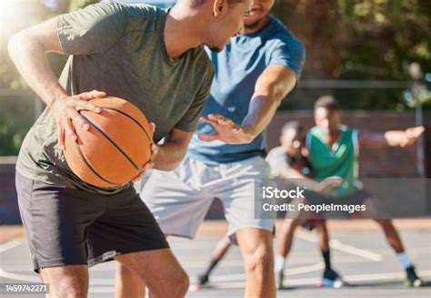 농구 팀 및 훈련 블록은 경쟁 게임 계획 및 건강 웰빙 및 피트니스를위한 야외 활동을 위해 코트에서 함께합니다 공으로 수비 경기 및 팀워크 연습 및 운동을위한 운동 20