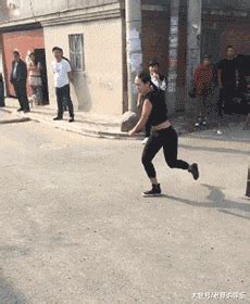 搞笑GIF图大妈吃个宴席跟打仗似的相当激烈 360娱乐你开心就好