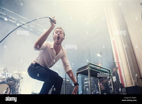 Glasgow Uk 18th Oct 2015 Singer Tom Smith Of Editors Performs Live