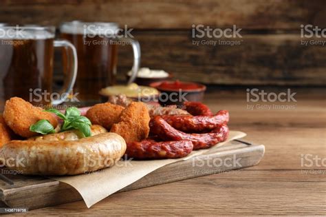 나무 테이블에 다른 맛있는 간식과 맥주 세트 텍스트 공간 0명에 대한 스톡 사진 및 기타 이미지 0명 개체 그룹 건강관리와 의술 Istock