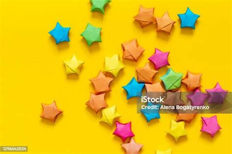 노란색 백드라운드에 여러 가지 빛깔의 종이 접기 종이 별 맨 위 보기입니다 별 모양에 대한 스톡 사진 및 기타 이미지 별 모양 접기 종이 Istock