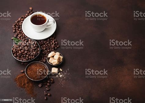 갈색 배경에 커피 나무 잎지팡이 설탕 큐브와 콩과 지상 분말 신선한 원시 유기농 커피의 화이트 컵 맨 위 보기 텍스트를 위한 공간 0명에 대한 스톡 사진 및 기타 이미지