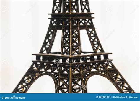 Silueta Retroiluminada De Una Torre Eiffel En Miniatura Imagen De