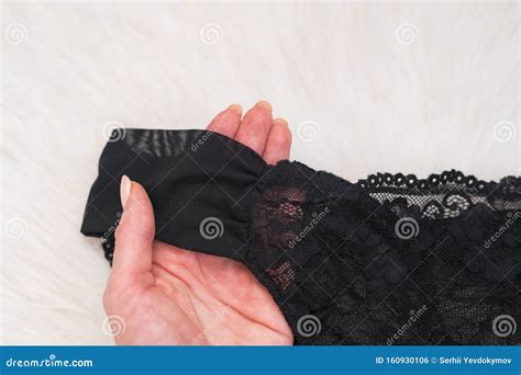 Mutandine Nere Con Pelo In Mano Femminile Chiudi Concetto Di Biancheria