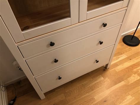 HEMNES Vitrinskåp med 3 lådor Köp på Tradera 577192160