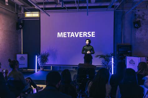 가상 현실과 메타버스에 대한 프레젠테이션을 하는 일본 사업가 컨벤션 센터에 대한 스톡 사진 및 기타 이미지 컨벤션 센터 무대 청중 Istock