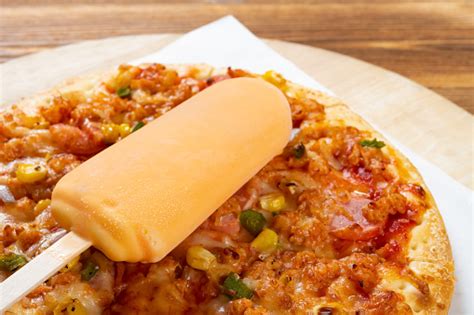 상단에 초콜릿 아이스캔디와 함께 하는 신선한 닭고기와 베이컨 피자를 볼 수 있습니다 0명에 대한 스톡 사진 및 기타 이미지 0명 Popsicle Stick 고기