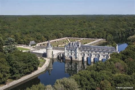 パリ発 ロワール地方の古城めぐり 人気のお城見学ツアー シュノンソー城とシャンボール城入場・日本語公認ガイド・ランチ付き By Mybus