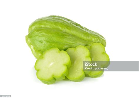 전체 및 얇게 썬 신선한 Chayote On 흰색 배경 0명에 대한 스톡 사진 및 기타 이미지 0명 건강한 식생활 날것
