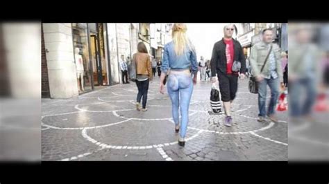 Cómo pasear semidesnuda por la calle y pasar casi desapercibida RT