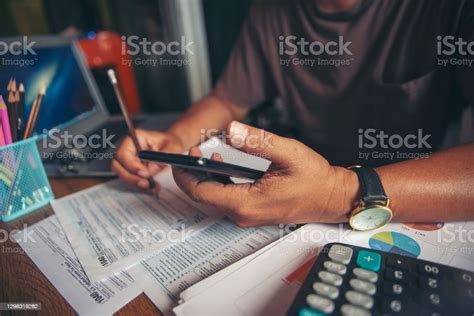 예산 계획 개념 회계사는 회사의 연간 세금을 계산하고 있습니다 캘린더 2021 및 미국 법에 따라 소득이 있는 사람들을 위한 개인 소득세 양식이 사무실 책상에 놓여 있습니다