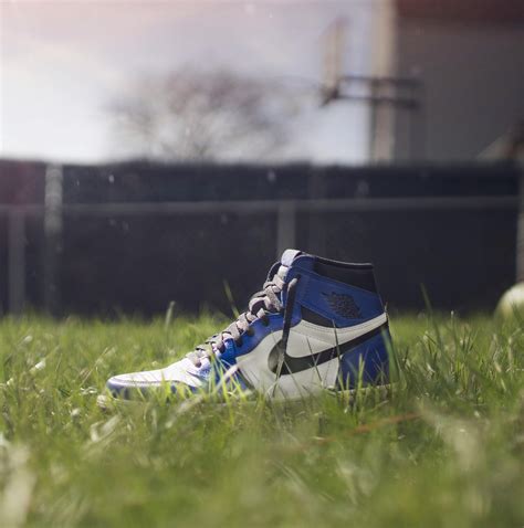 Fotografía De Enfoque Selectivo De Air Jordan 1 Sobre Césped · Fotos De Stock Gratuitas
