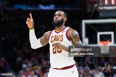 Lebron James Waving Photos Et Images De Collection Getty Images