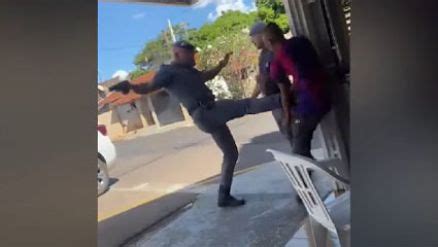 MidiaNews Policial é filmado espancando homem rendido no interior de