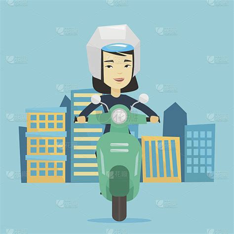 在城市里骑摩托车的女人