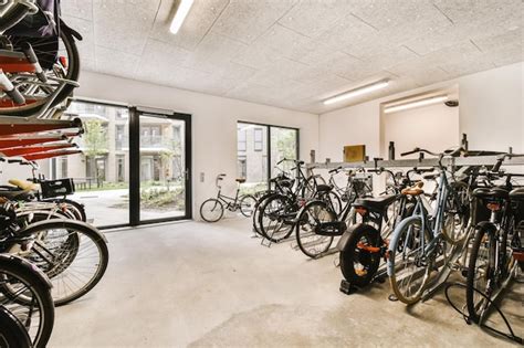 Algunas Bicicletas En Una Habitación Con Mucha Luz Proveniente De Las