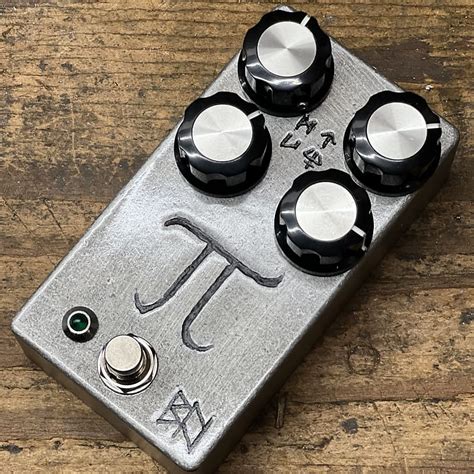 BLACKHAWK TRIANGLE PI π FUZZ Reverb