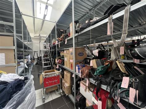 Scimitarre E Sex Toys Tra Gli Oggetti Smarriti Dentro Lufficio Che