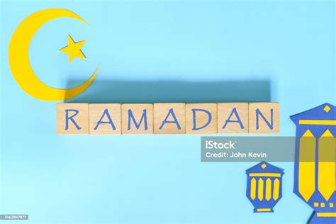 초승달 별 등불 장식은 파란색 배경에 평평한 나무 블록에 텍스트가 있습니다 이슬람 성월의 라마단 카림 축하 0명에 대한 스톡 사진 및 기타 이미지 Istock