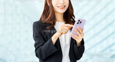 スマートフォンを使う笑顔の日本人女性・ビジネスウーマン （人物）の写真素材 254982716 イメージマート