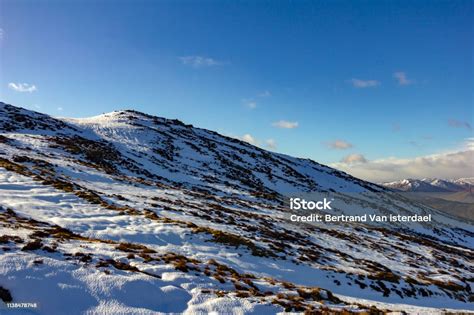 장엄한 푸른 하늘과 흰 구름 아래에서 다른 눈 덮인 산 정상 회담 눈 덮인 산 슬로프의 보기 0명에 대한 스톡 사진 및 기타 이미지 Istock
