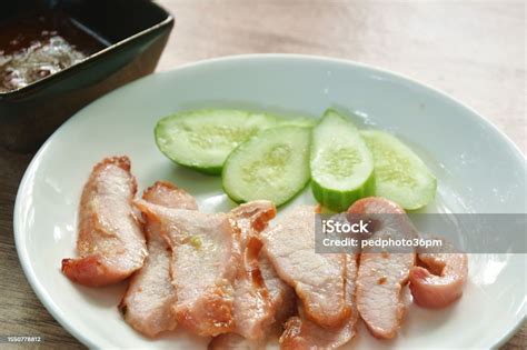 슬라이스 오이 찍어 매운 소스를 곁들인 돼지고기 목 구이 Salty Snack에 대한 스톡 사진 및 기타 이미지 Salty