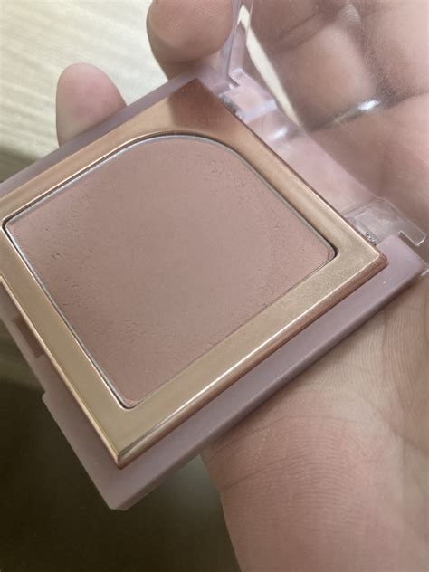 가을뮤트인데 매번 베이지 컬러의 블러셔만 쓰다가 로즈빛 블러셔 처음으로 구매해서 써봤습니다