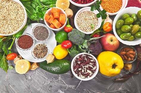 유기농 건강 식단 식품 슈퍼 푸드 세트 콩 콩류 견과류 씨앗 채소 회색 배경에 과일 및 채소 복사 공간 상단보기 프레임 플랫 레이 건강한 생활방식에 대한 스톡 사진 및 기타