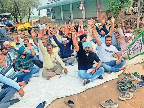 Pwd Stopped Sewerage Work People Blocked जनस्वास्थ्य विभाग बिना अनुमति सड़क खोद डाल रहा था