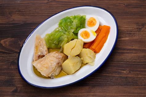 삶은 달걀과 야채를 곁들인 전형적인 포르투갈 요리 대구 생선 Com에 대한 스톡 사진 및 기타 이미지 Com 그릇 끓는 물에 삶기 Istock