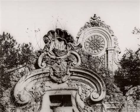 1873年的圆明园 中国国家地理网 大水法巴洛克风格的拱门中央原本是一组石刻水盘水流能由此层层跌落汇入水池中再经由周边的铜鹿铜狗