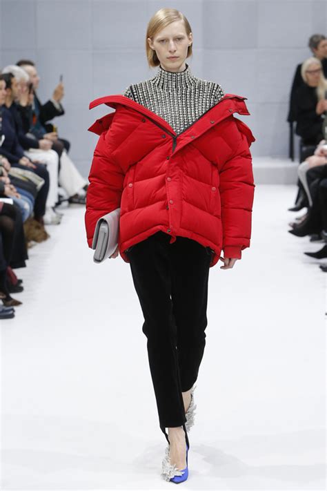 De La Elegancia De Balenciaga A La Apariencia Actual De Su Legado