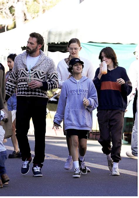 Ben Affleck Captado De Compras En Un Mercado Con Sus Hijas Emme Muñiz