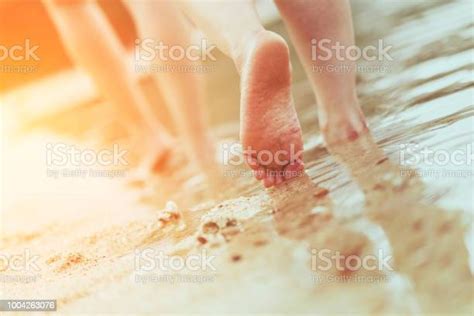 해변 여행 개념입니다 열 대 모래 해변에 여자 다리입니다 걷는 여성 피트 근접 촬영 관광에 대한 스톡 사진 및 기타 이미지