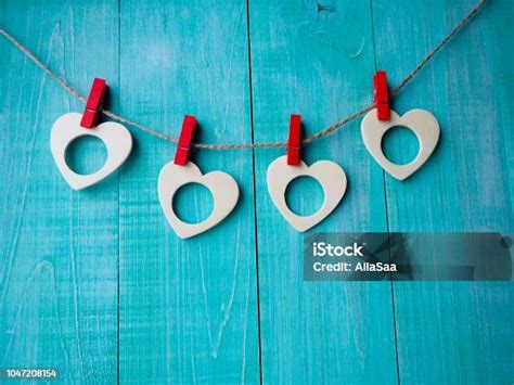 깅 사랑 발렌타인 마음 자연 코드와 소박한 유 목에 걸려 붉은 클립 질감 배경 복사 공간 0명에 대한 스톡 사진 및 기타 이미지 0명 2월 갈색 Istock