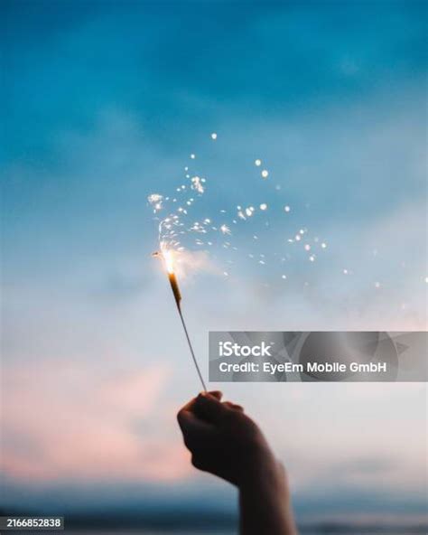 석양 동안 하늘을 배경으로 스파클러를 들고 있는 자른 손 스파클러 폭죽에 대한 스톡 사진 및 기타 이미지 스파클러 폭죽 불꽃놀이 제작물 스파크 Istock