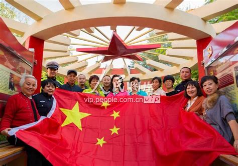 内蒙古呼和浩特：道德模范与国旗合影 人民图片网