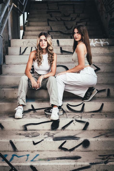 가벼운 거리 스타일 거리 패션 계단 그래피티 그런지 긴 머리 낙서 예술 낮 도시 설정 도시 청년 도시의 도시의 분위기 스타일 스트리트웨어 야외에서