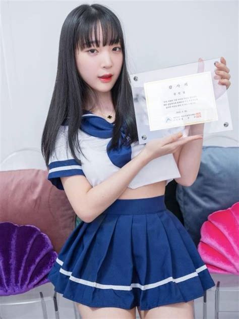 강인경 민소매톱 입고 볼륨 강조…기부 천사