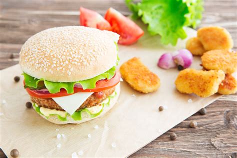 맛있는 패스트 푸드 홈메이드 햄버거 큰 치즈와 채소를 곁들인 수제 소고기 햄버거 갈색에 대한 스톡 사진 및 기타 이미지 갈색