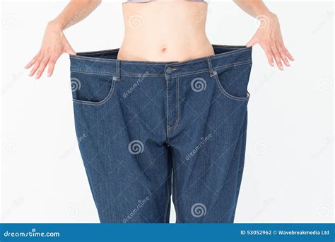 Vrouw Die Te Grote Broek Dragen Stock Foto Image Of Groot Lichaam
