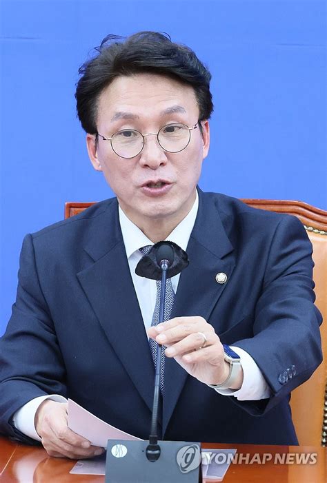 발언하는 김민석 상황실장 연합뉴스