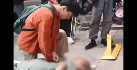 高三学生跪地抢救摔倒老人 校长：平常就是个很有爱心的孩子 学校已对其通报表扬腾讯新闻