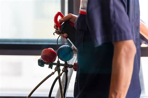 에어컨 수리 및 유지 보수를 위한 기술자 서비스 에어컨 시스템 수리공 에어컨 수리 전기로에 대한 스톡 사진 및 기타 이미지 전기로 25 29세 건설 산업 Istock