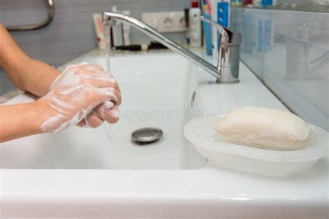 Het Kind Wast Zorgvuldig Zijn Handen Met Zeep In De Voorgrond Een Stuk